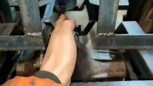 ДЕЛАЮ ТРАКТОР БЕЗ ЦЕПЕЙ И ШКИВОВ (((продолжение рулевое управление)))