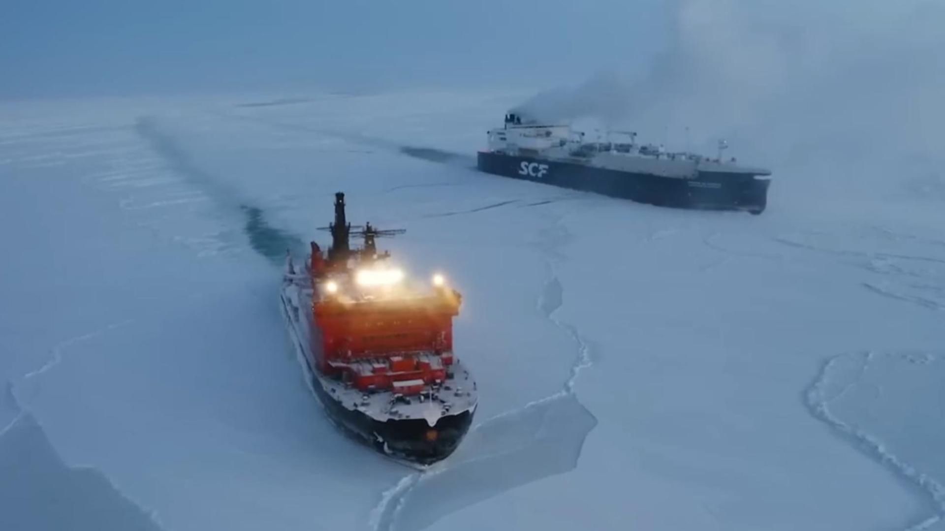 Корабли ломают лед.