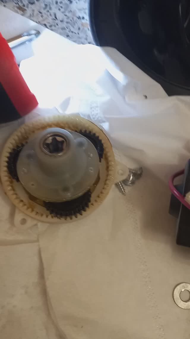 Измельчитель кухонный сгорел а может щетки