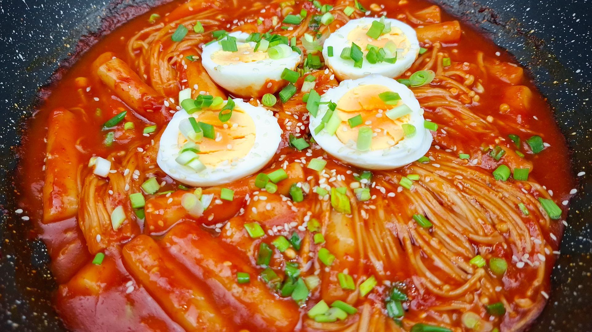 ТОКПОККИ И ГРИБЫ ЭНОКИ В ОСТРОМ СОУСЕ - Вкусная Корейская Закуска!