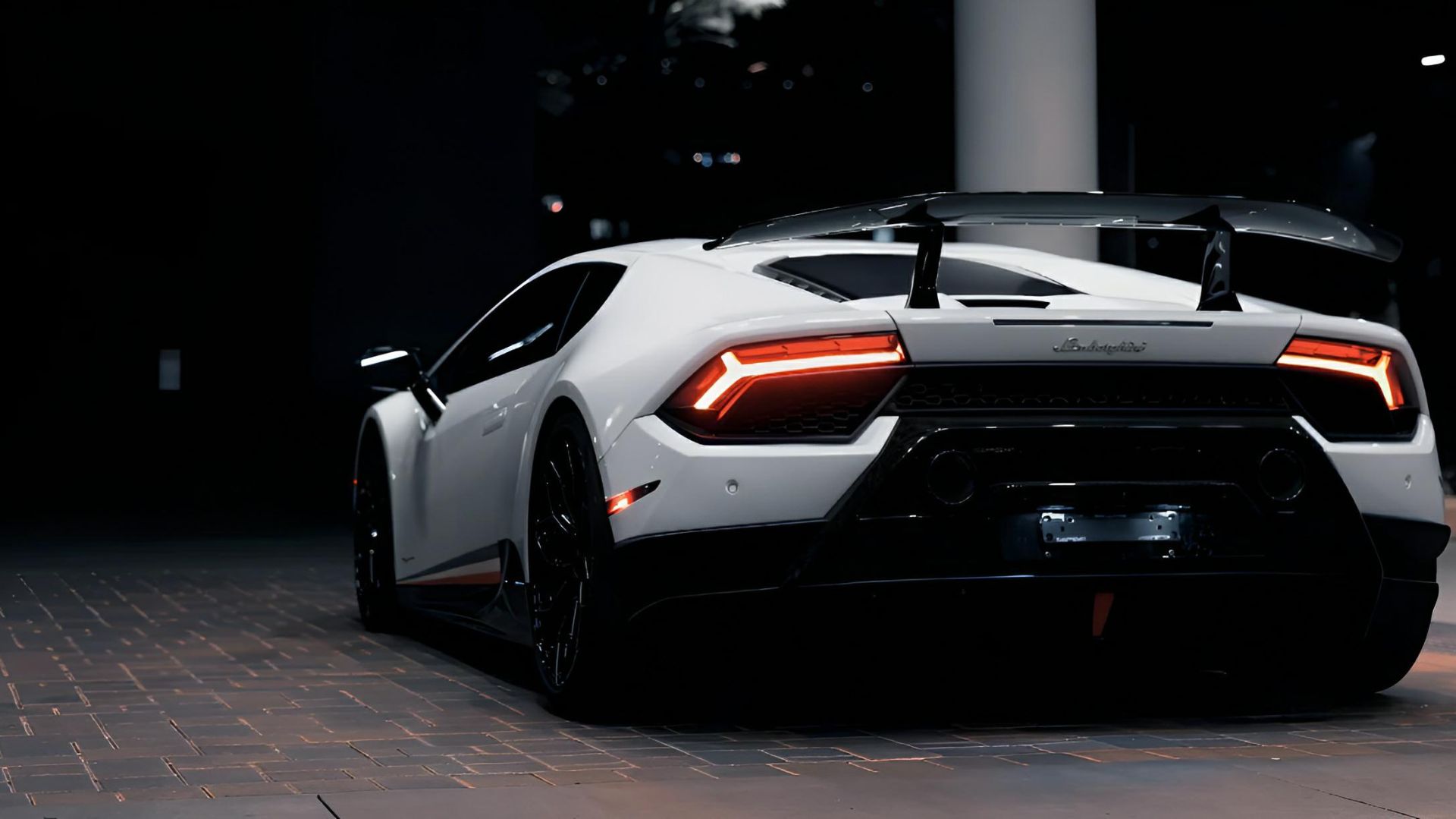 Зловещий ночной забег на Huracan Performance