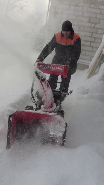 Запуск и работа двухлетнего снегоуборщика Brait СБ7861.