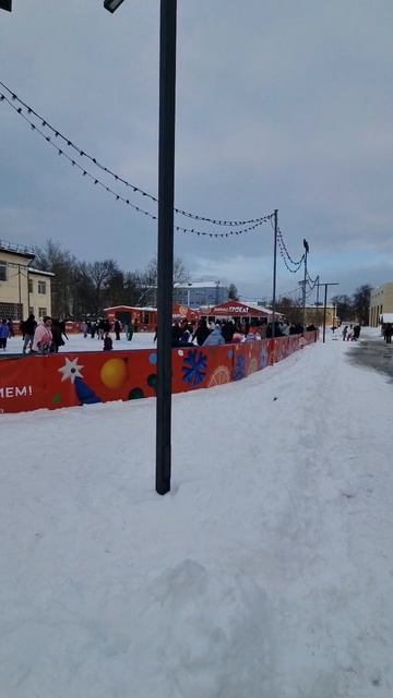 Каток в подмосковных Люберцах возле администрции города