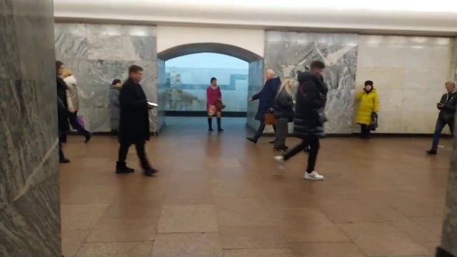 Ст. метро Чистые пруды,  Москва, Красная Линия - интерьер, пассажиры, прибытие-отправление поездов