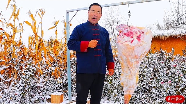 Большой кусок баранины в горшочке с мясом. Кухня Китая