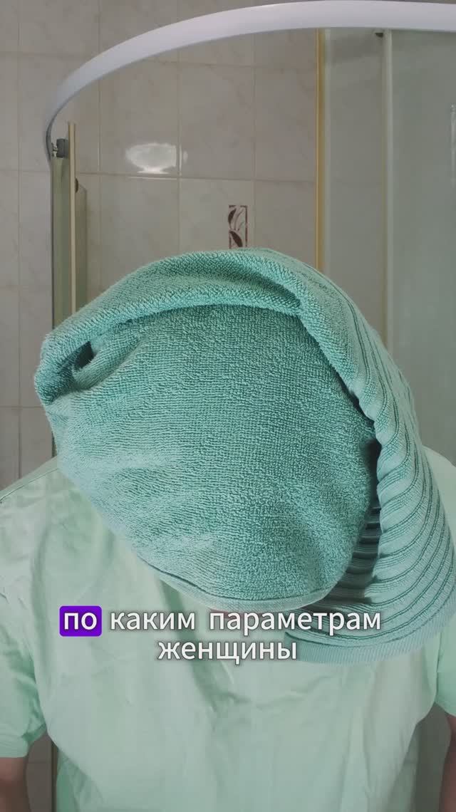 женщины выбирают шампунь