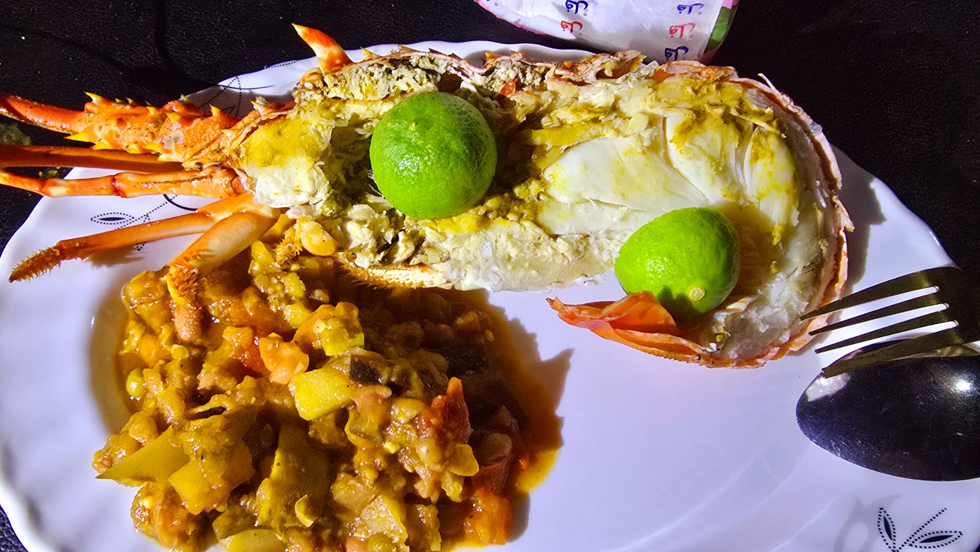 Добрались до потрясающего океана, дюны и лобстеры, ночуем на пляже в палатках Сокотры (Йемен)