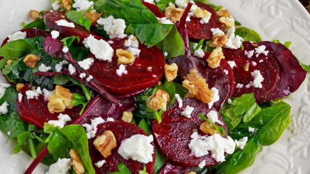 Салат с запеченной свеклой, козьим сыром и горчичной заправкой.