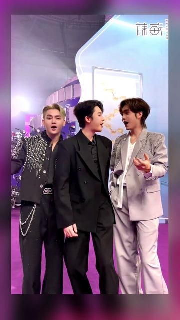 @元凯8277🌻 @峰峰疯了 @吴治岗 @盈川学长 - известные стримеры Китая на гала-концерте 08-09.01.2026