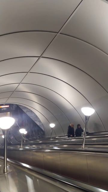 Ст. метро Ладожская, Ленинград (СПб), Оранжевая Линия - интерьер, пассажиры, прибытие поездов