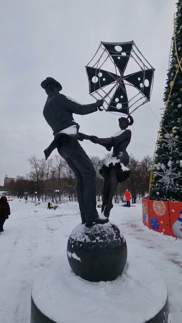 Жанровая скульптура Танцующие на шаре под зонтиком в Люберцах