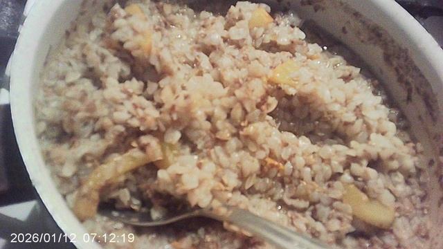 Приготовил гречневую кашу с тыквой на завтрак себе и домашним