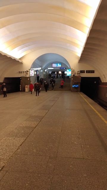 Ст. метро Проспект Большевиков, Ленинград (СПб), Оранжевая Линия - интерьер, пассажиры, поезда Фр.1