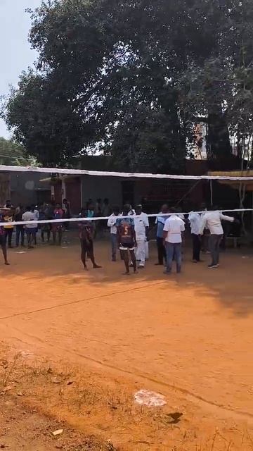 Дети Индии сделали площадку и теперь здесь играют в волейбол 2 команды