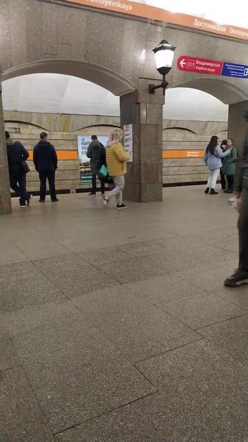 Ст. метро Достоевская, Ленинград (СПб) - интерьер,пассажиры,прибытие-отправление поездов  Фрагмент 3