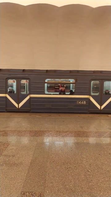 Ст. метро Проспект Большевиков, Ленинград (СПб) - интерьер, пассажиры, прибытие-отправление поездов