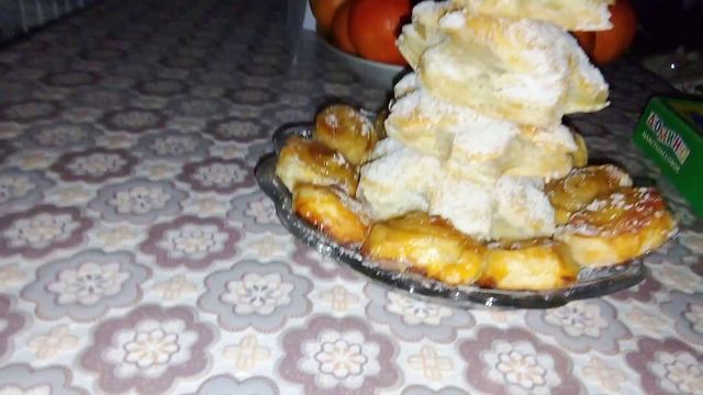 Вкусная ёлочка из сдобных звёздочек которую можно приготовить на рождество. Выглядит очень эпично.