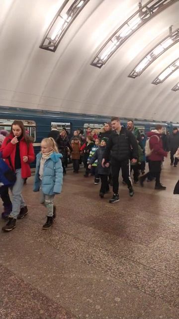 Ст. метро Лиговский проспект, Ленинград (СПб) - интерьер, пассажиры, прибытие-отправление поездов