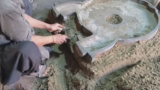 Ручная отливка насоса стоимостью в тысячи долларов .