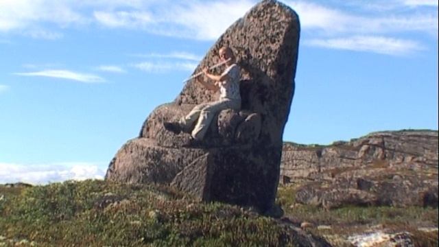 ©  "Тронный. Флейтистка на троне" 2005