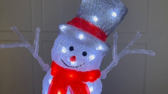 Декоративная светящаяся фигура СНЕГОВИК ВСТРЕЧАЕТ ГОСТЕЙ, акрил, 60 белых LED-огней, 47 см, 4060446