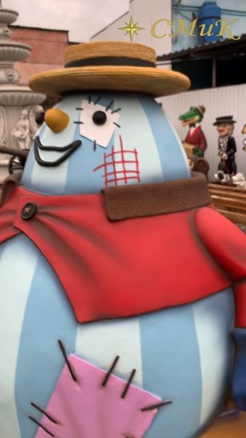 Сказка рядом: посмотрите, как Страшила из любимой сказки оживает прямо у вас в саду