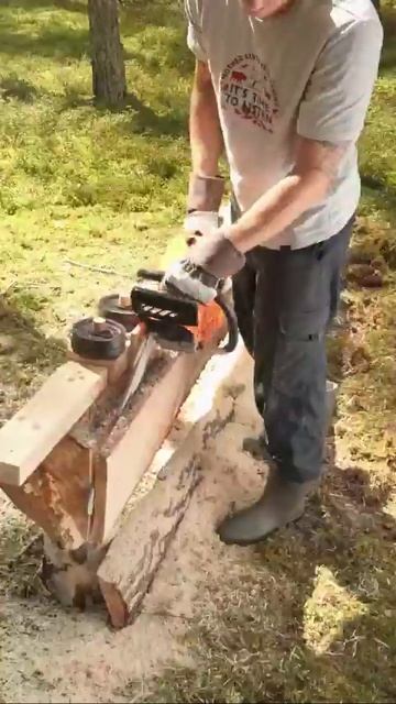 Распил бревна бензопилой