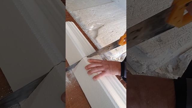 Как подрезать молдинг с откосом
