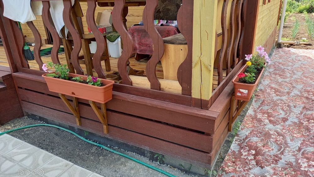 "Подвесные" клумбы на веранду. Проще и дешевле не бывает.