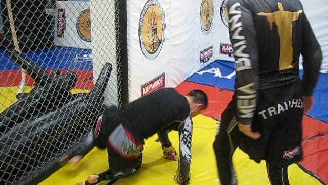 2017 год. Работа у сетки- перевод в партер с захватом одноименной ноги изнутри.