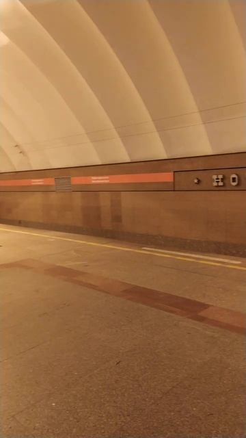 Ст. метро Новочеркасская, Ленинград (СПб) - интерьер, пассажиры, прибытие поездов  Фрагмент 3