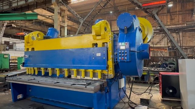 Гильотинные ножницы НА3223 20х3150 мм производства ПАО "Кувандыкский завод КПО "Долина"