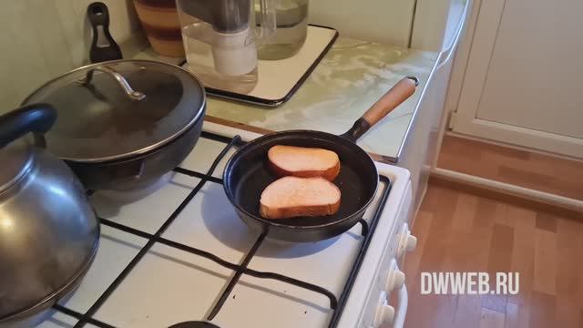 Замораживаю хлеб/булку, после разморозки хлеб как свежий.