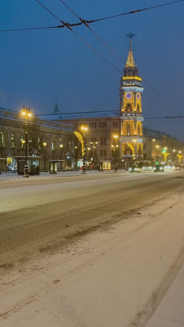 Невский проспект засыпает снегом. Санкт-Петербург.