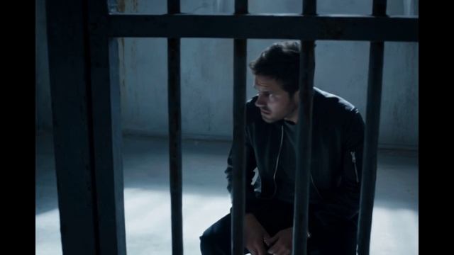 битва полов от гига чата.одна и та же песня. эта  с мужским вокалом