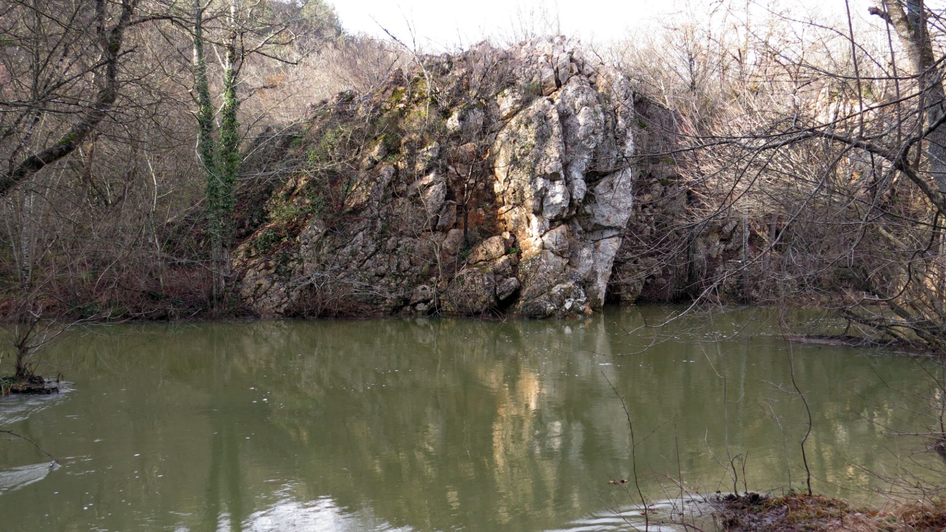 Чёрная река во время таяния снега. Январь. Севастополь.