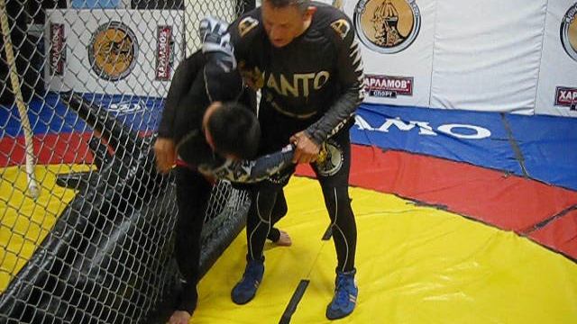 2017 год. Работа у сетки- работаем зацепом изнутри.