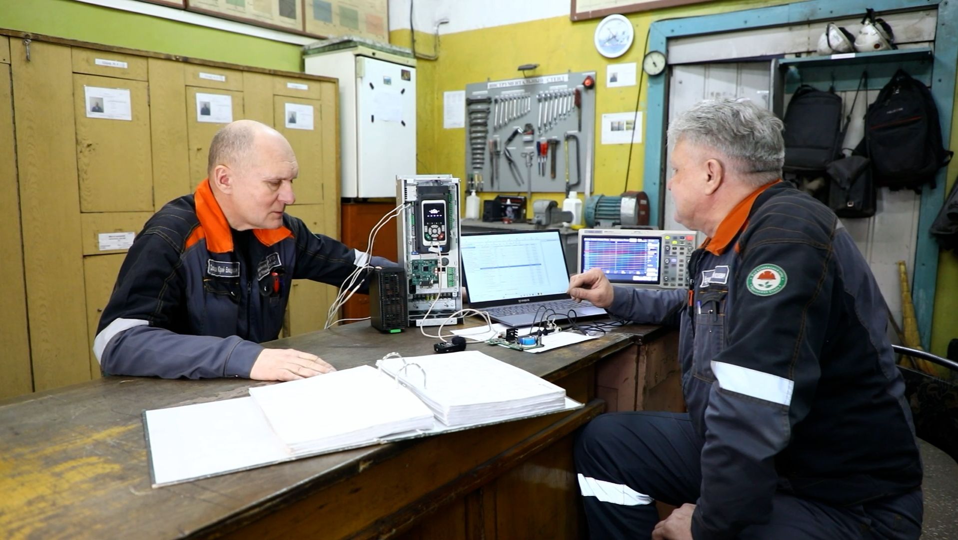 Коллектив инженеров электротехников отмечает 60-ти летний юбилей