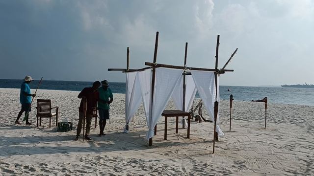 Создание беседки для романтического ужина, Камаду, Мальдивы (Creating a Place for Romantic Dinner)