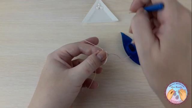 1 способ рабочая нить бусина в кольцо