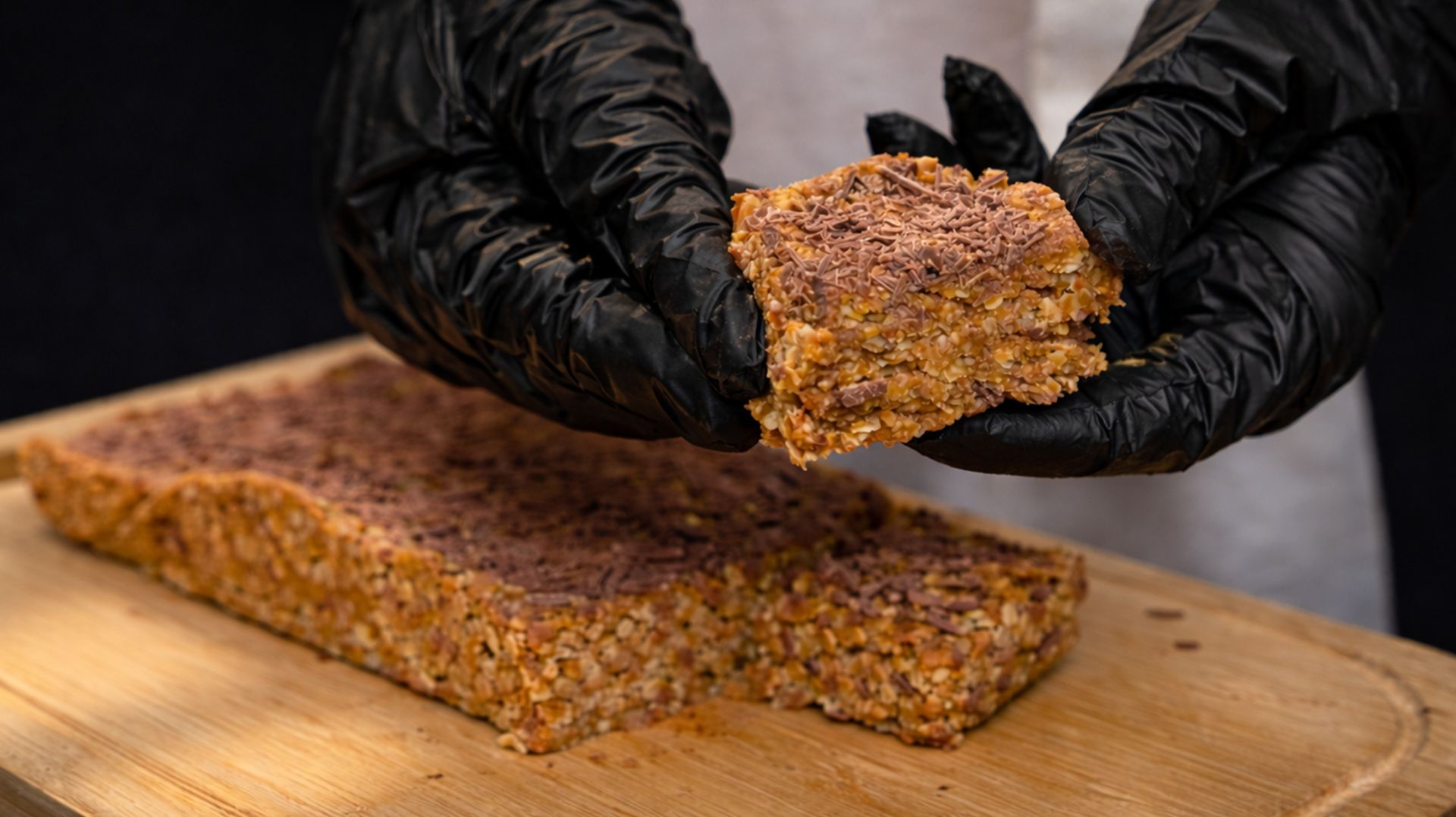 Простой десерт без выпечки: овсяные батончики с арахисовой пастой