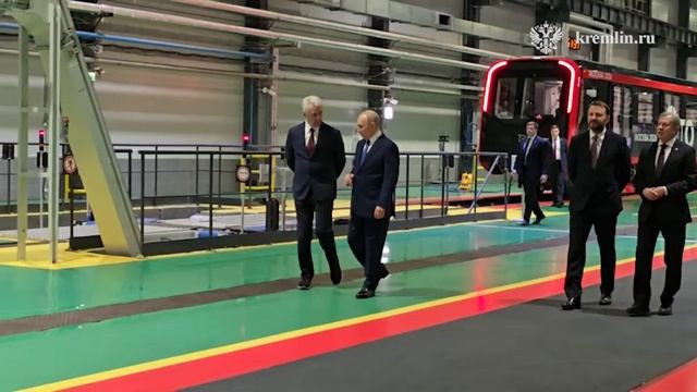 На площадке электродепо «Аминьевское» в Москве Владимир Путин осмотрел выставку, 16 января 2026 года