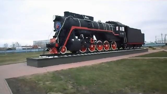 Настоящий паровоз на пьедестале.