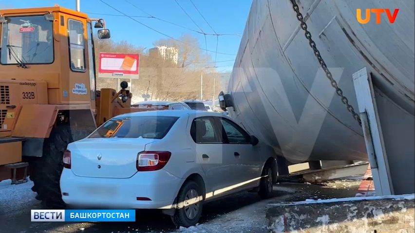 Цистерна рухнула с трала на легковой автомобиль в Уфе