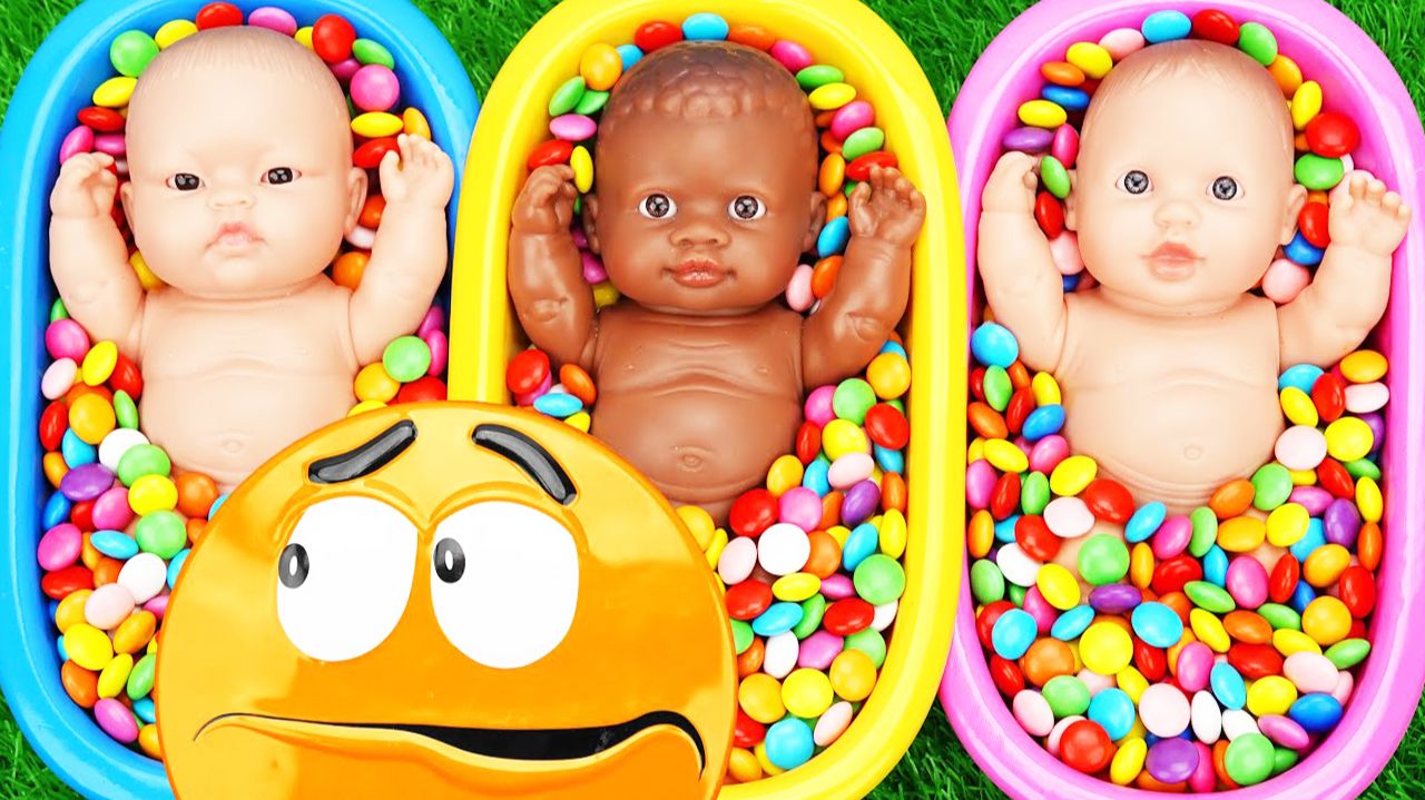 Мультики для детей. Мини ляльки с яркими конфетками в ванночках. Смотреть мультики для малышей.