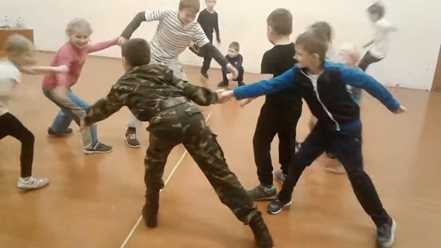 Народная игра - перетяни на свою сторону.