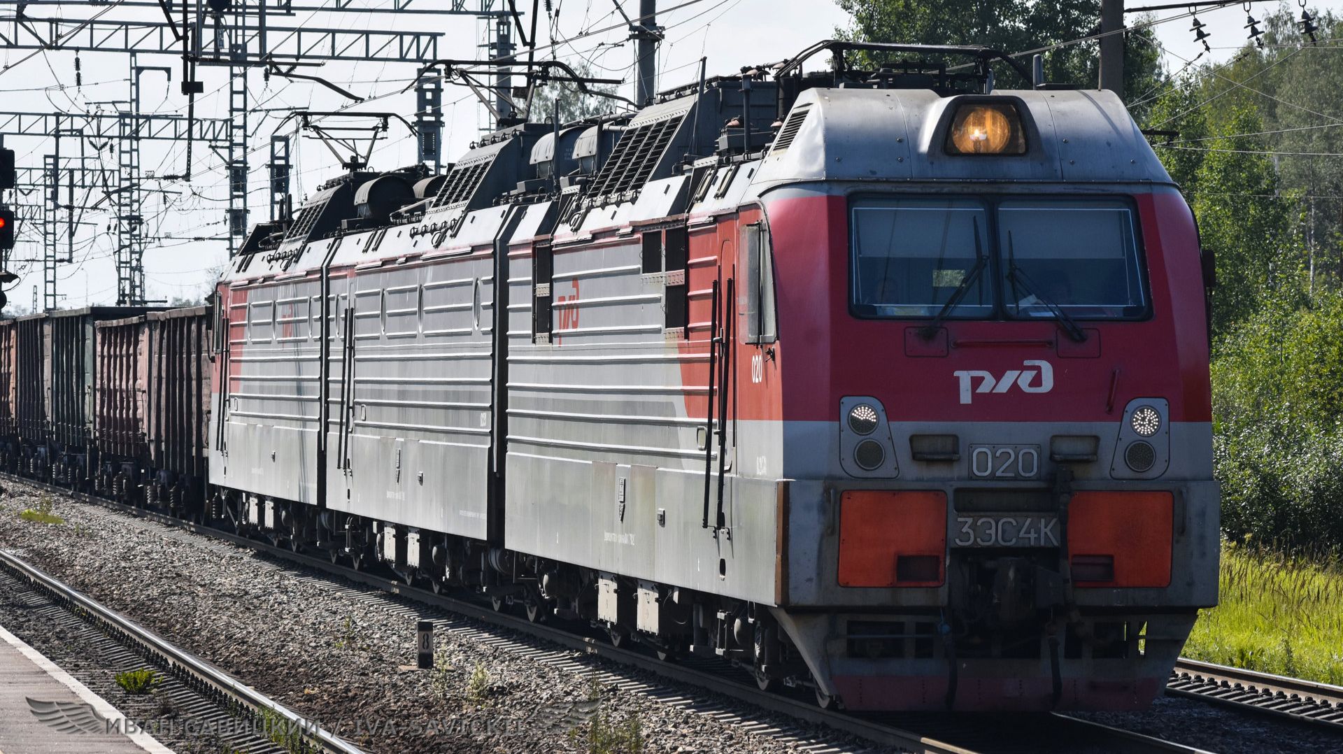 Электровоз 3ЭС4К-020 и состав полувагонов