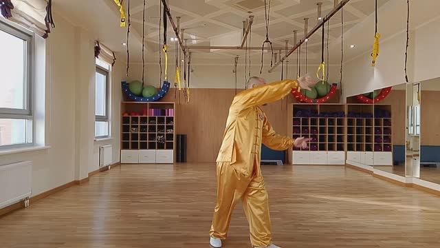 Игры пяти зверей (У Цинь Си, 五禽戏 wǔqínxì) Оздоровительная гинастика Цигун.  Короткая #qigong #цигун