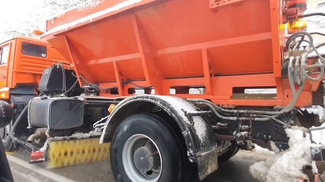 На дороги курорта с раннего утра вышла тяжёлая техника