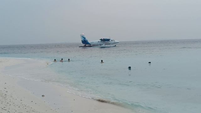 Гидросамолет очень близко к берегу, Камаду, Мальдивы, январь 2026 (Seaplane Close to the Beach)